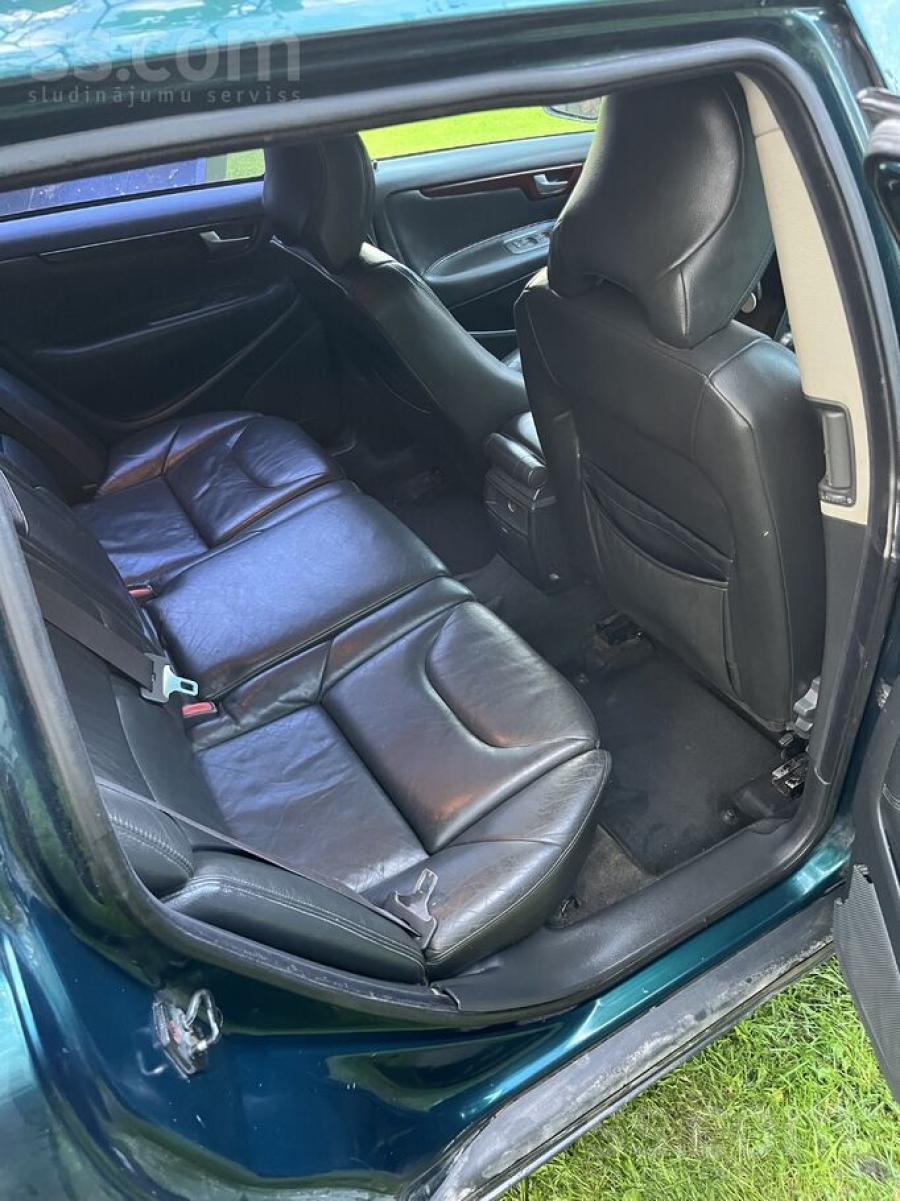 Green Volvo V70 2000 in Kuldiga, with an engine capacity of 2.40 L and mileage of 379 thousand km for 1270 €, photo 9 on AUTOMOTO.COM.LV