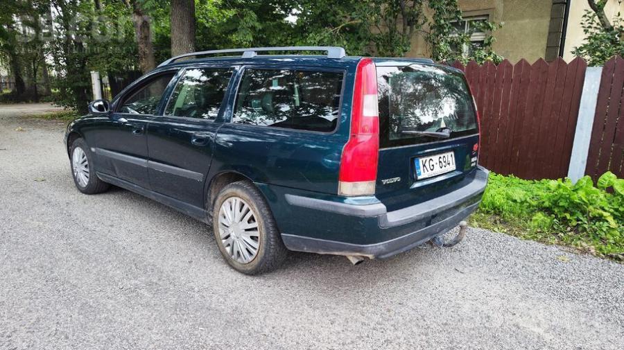 Green Volvo V70 2000 in Riga, with an engine capacity of 2.50 L and mileage of 560 thousand km for 1150 €, photo 4 on AUTOMOTO.COM.LV