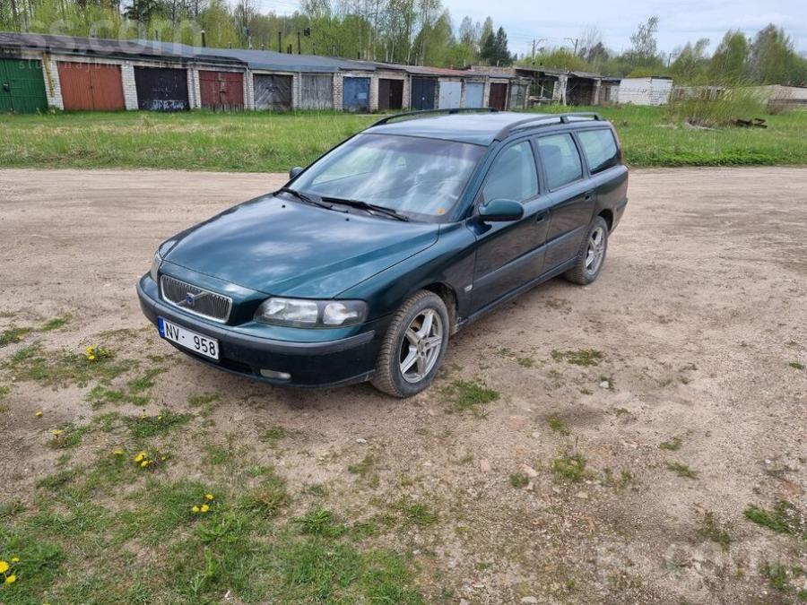 Green Volvo V70 2001 in Ogre, with an engine capacity of 2.50 L and mileage of 421 thousand km for 1500 €, photo 1 on AUTOMOTO.COM.LV