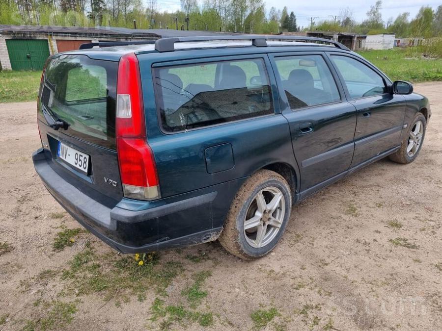 Green Volvo V70 2001 in Ogre, with an engine capacity of 2.50 L and mileage of 421 thousand km for 1500 €, photo 3 on AUTOMOTO.COM.LV