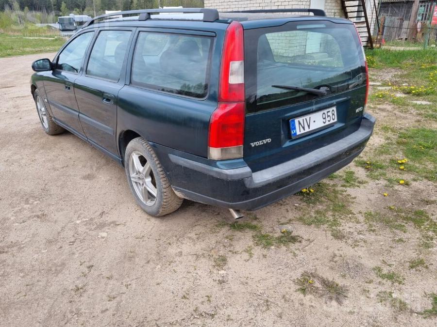 Green Volvo V70 2001 in Ogre, with an engine capacity of 2.50 L and mileage of 421 thousand km for 1500 €, photo 4 on AUTOMOTO.COM.LV