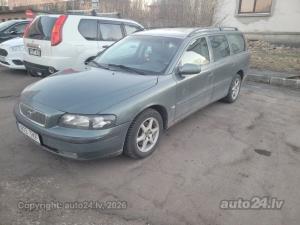 Zaļš Volvo V70 2001 Narva, ar dzinēja tilpumu 2.40 L un nobraukumu 375 tūkst. km par 700 €, foto  vietnē AUTOMOTO.COM.LV
