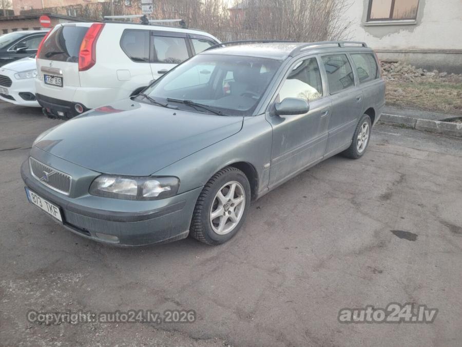 Zaļš Volvo V70 2001 Narva, ar dzinēja tilpumu 2.40 L un nobraukumu 375 tūkst. km par 700 €, foto 1 vietnē AUTOMOTO.COM.LV