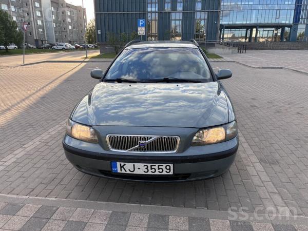 Green Volvo V70 2001 in Jekabpils, with an engine capacity of 2.50 L and mileage of 449 thousand km for 1500 €, photo 1 on AUTOMOTO.COM.LV
