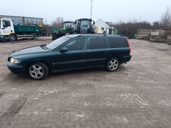 Green Volvo V70 2002 in Klaipeda, with an engine capacity of 2.44 L and mileage of 261 thousand km for 1100 €, photo 2 on AUTOMOTO.COM.LV