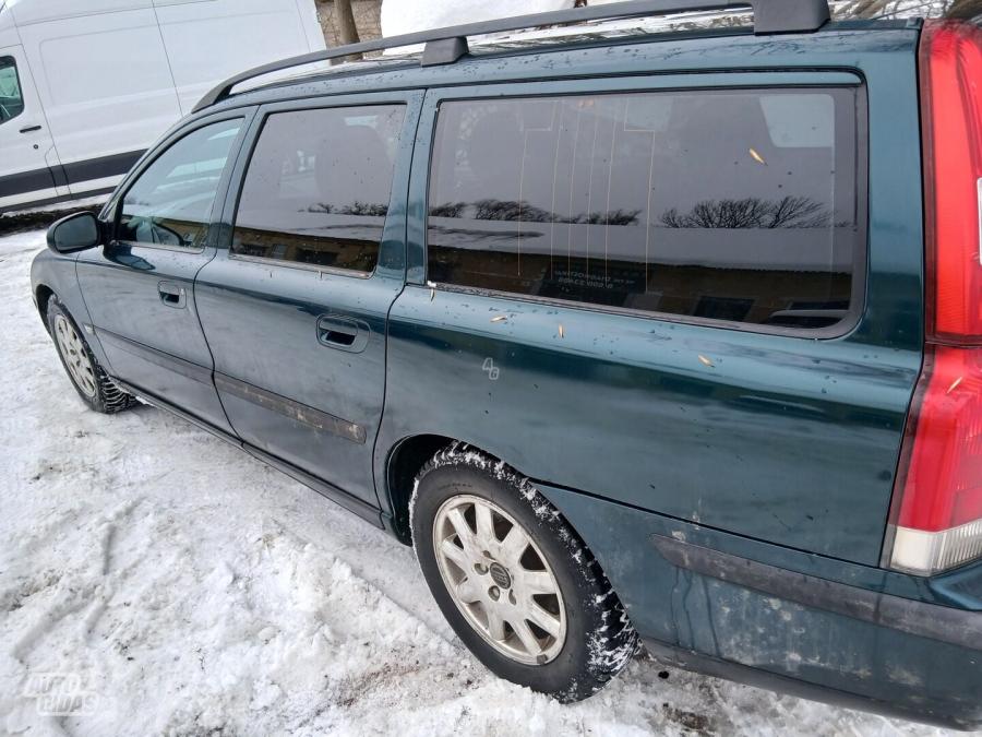 Zaļš Volvo V70 2002 Panevēža, ar dzinēja tilpumu 2.40 L un nobraukumu 475 tūkst. km par 1250 €, foto 1 vietnē AUTOMOTO.COM.LV