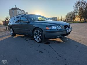 Zaļš Volvo V70 2002 Alīta, ar dzinēja tilpumu 2.40 L un nobraukumu 333 tūkst. km par 2500 €, foto  vietnē AUTOMOTO.COM.LV