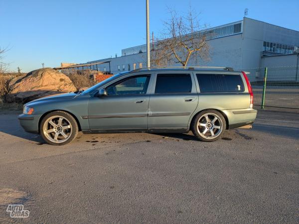 Zaļš Volvo V70 2002 Alīta, ar dzinēja tilpumu 2.40 L un nobraukumu 333 tūkst. km par 2500 €, foto 2 vietnē AUTOMOTO.COM.LV