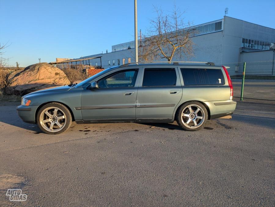 Zaļš Volvo V70 2002 Alīta, ar dzinēja tilpumu 2.40 L un nobraukumu 333 tūkst. km par 2500 €, foto 2 vietnē AUTOMOTO.COM.LV