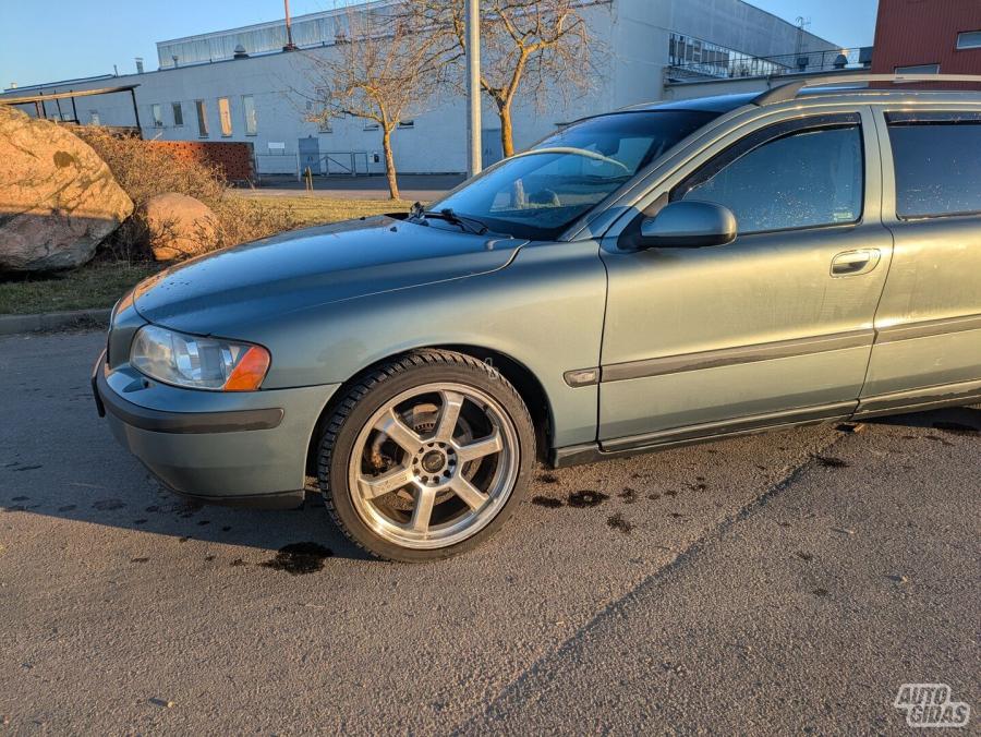 Zaļš Volvo V70 2002 Alīta, ar dzinēja tilpumu 2.40 L un nobraukumu 333 tūkst. km par 2500 €, foto 4 vietnē AUTOMOTO.COM.LV