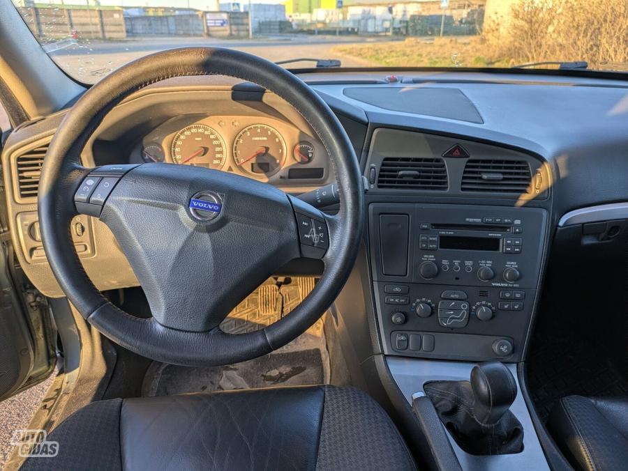 Zaļš Volvo V70 2002 Alīta, ar dzinēja tilpumu 2.40 L un nobraukumu 333 tūkst. km par 2500 €, foto 13 vietnē AUTOMOTO.COM.LV