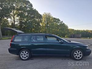 Zaļš Volvo V70 2002 Aizkraukle, ar dzinēja tilpumu 2.40 L un nobraukumu 328 tūkst. km par 1500 €, foto  vietnē AUTOMOTO.COM.LV