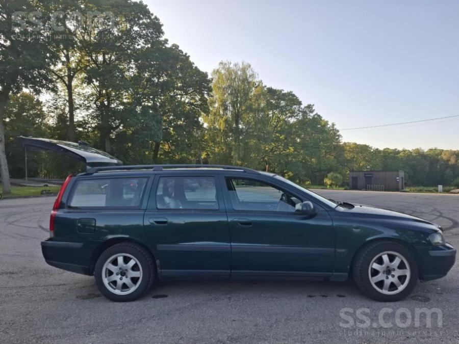 Green Volvo V70 2002 in Aizkraukle, with an engine capacity of 2.40 L and mileage of 328 thousand km for 1500 €, photo 1 on AUTOMOTO.COM.LV