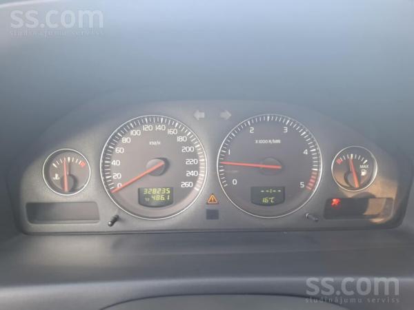 Вольво В70 2002 в Айзкраукле на AUTOMOTO.COM.LV Зеленый Вольво В70 2002 в Айзкраукле, объемом двигателя 2.40 л и пробегом 328 тыс. км за 1500 €, фото 4 на AUTOMOTO.COM.LV