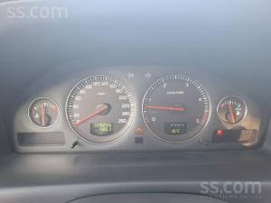 Green Volvo V70 2002 in Aizkraukle, with an engine capacity of 2.40 L and mileage of 328 thousand km for 1500 €, photo 4 on AUTOMOTO.COM.LV