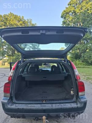 Green Volvo V70 2002 in Aizkraukle, with an engine capacity of 2.40 L and mileage of 328 thousand km for 1500 €, photo 7 on AUTOMOTO.COM.LV