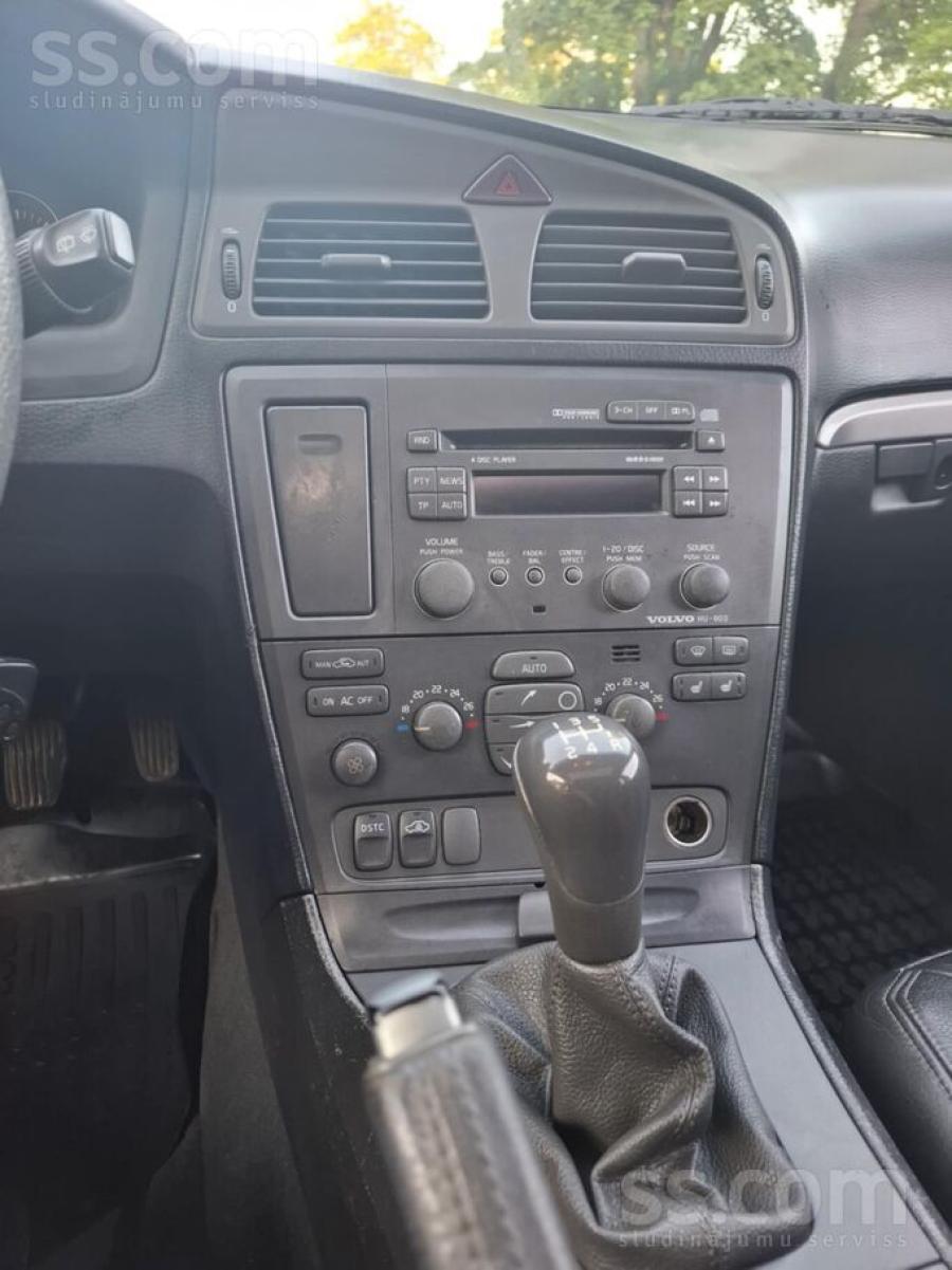 Green Volvo V70 2002 in Aizkraukle, with an engine capacity of 2.40 L and mileage of 328 thousand km for 1500 €, photo 10 on AUTOMOTO.COM.LV