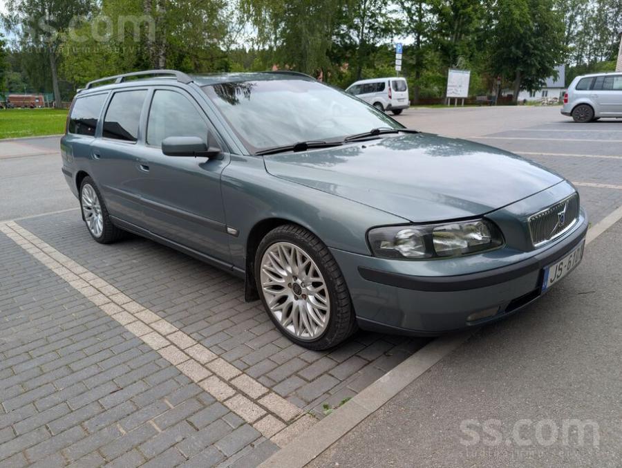 Green Volvo V70 2004 in Riga, with an engine capacity of 2.40 L and mileage of 363 thousand km for 2300 €, photo 1 on AUTOMOTO.COM.LV