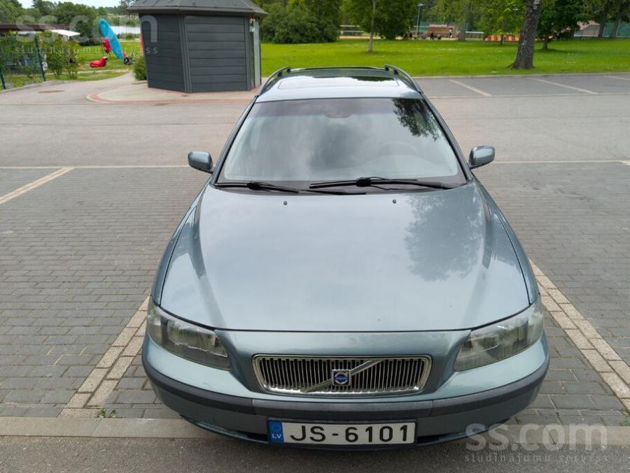 Green Volvo V70 2004 in Riga, with an engine capacity of 2.40 L and mileage of 363 thousand km for 2300 €, photo 2 on AUTOMOTO.COM.LV