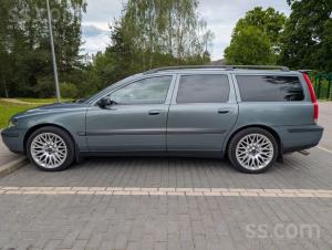 Green Volvo V70 2004 in Riga, with an engine capacity of 2.40 L and mileage of 363 thousand km for 2300 €, photo 4 on AUTOMOTO.COM.LV