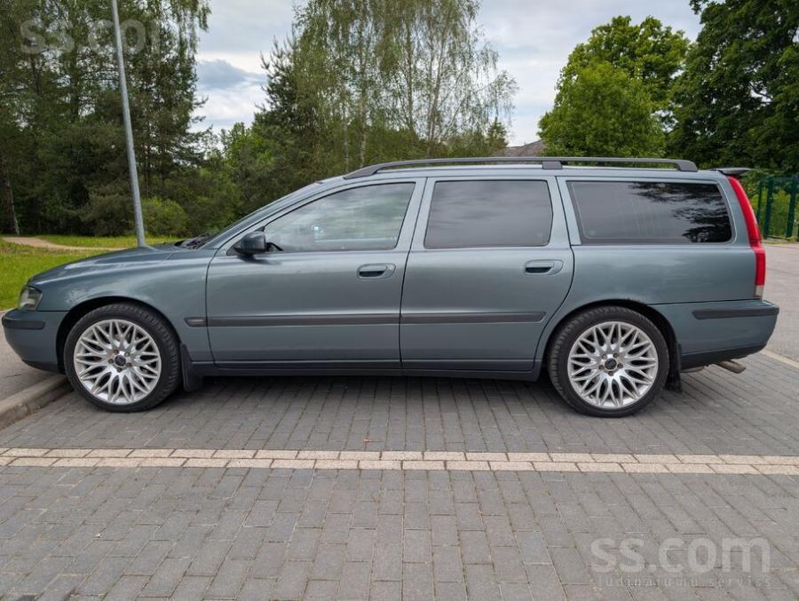 Green Volvo V70 2004 in Riga, with an engine capacity of 2.40 L and mileage of 363 thousand km for 2300 €, photo 4 on AUTOMOTO.COM.LV