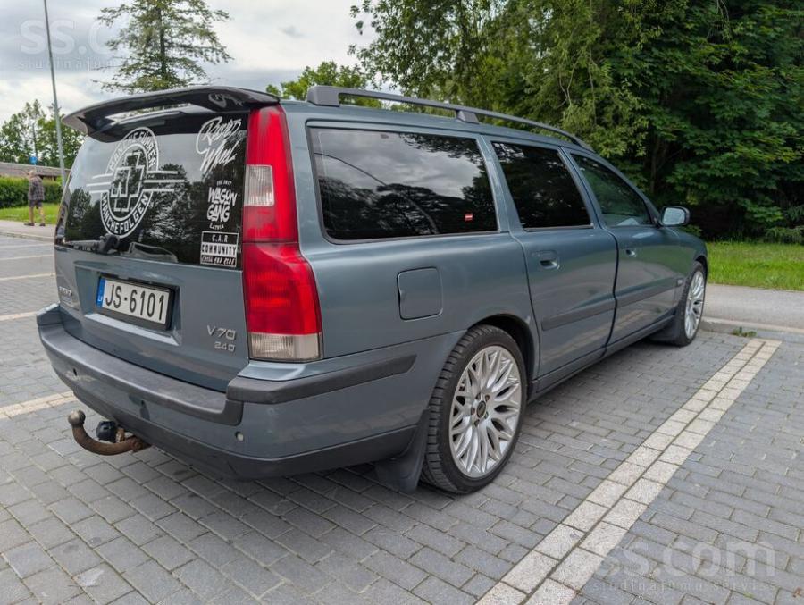 Green Volvo V70 2004 in Riga, with an engine capacity of 2.40 L and mileage of 363 thousand km for 2300 €, photo 7 on AUTOMOTO.COM.LV