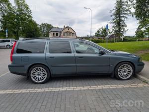 Green Volvo V70 2004 in Riga, with an engine capacity of 2.40 L and mileage of 363 thousand km for 2300 €, photo 8 on AUTOMOTO.COM.LV