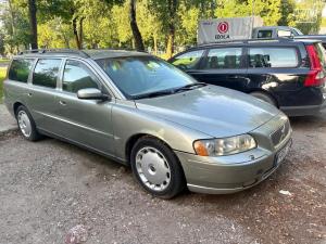 Green Volvo V70 2005 in Elektrenai, with an engine capacity of 2.40 L and mileage of 200 thousand km for 1500 €, photo  on AUTOMOTO.COM.LV