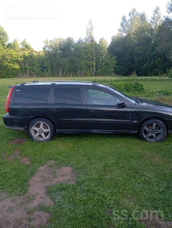 Green Volvo V70 2005 in Gulbene, with an engine capacity of 2.40 L and mileage of 416 thousand km for 2100 €, photo 1 on AUTOMOTO.COM.LV