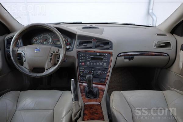 Green Volvo V70 2005 in Riga, with an engine capacity of 2.40 L and mileage of 268 thousand km for 1995 €, photo 8 on AUTOMOTO.COM.LV