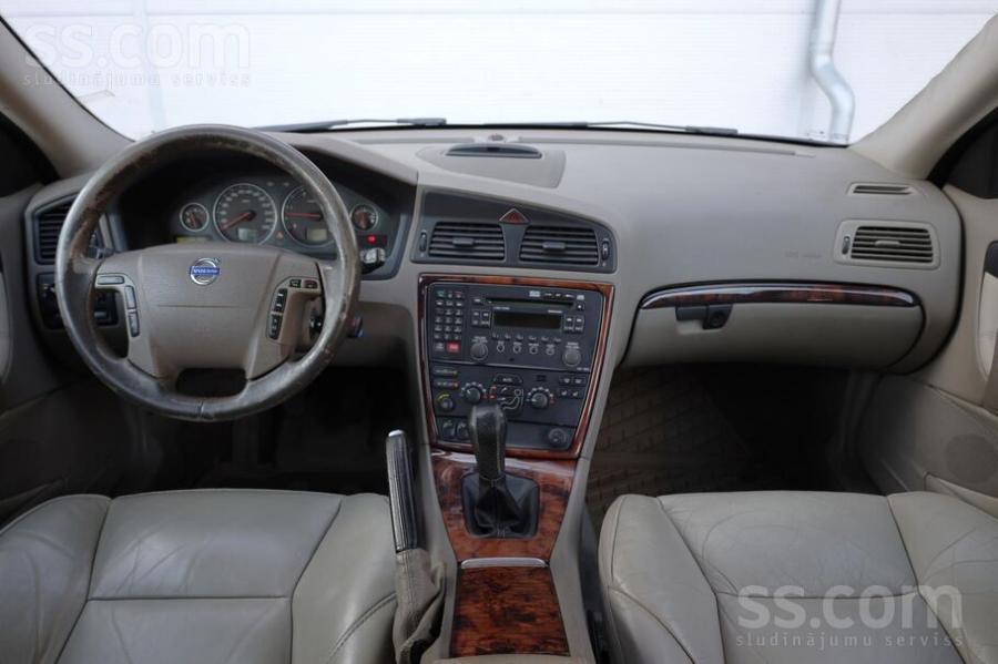 Green Volvo V70 2005 in Riga, with an engine capacity of 2.40 L and mileage of 268 thousand km for 1995 €, photo 8 on AUTOMOTO.COM.LV