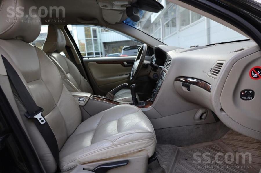 Green Volvo V70 2005 in Riga, with an engine capacity of 2.40 L and mileage of 268 thousand km for 1995 €, photo 13 on AUTOMOTO.COM.LV