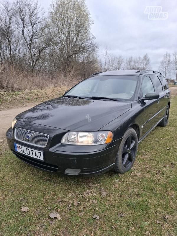 Green Volvo V70 2006 in Vilnius, with an engine capacity of 2.40 L and mileage of 412 thousand km for 1999 €, photo 1 on AUTOMOTO.COM.LV