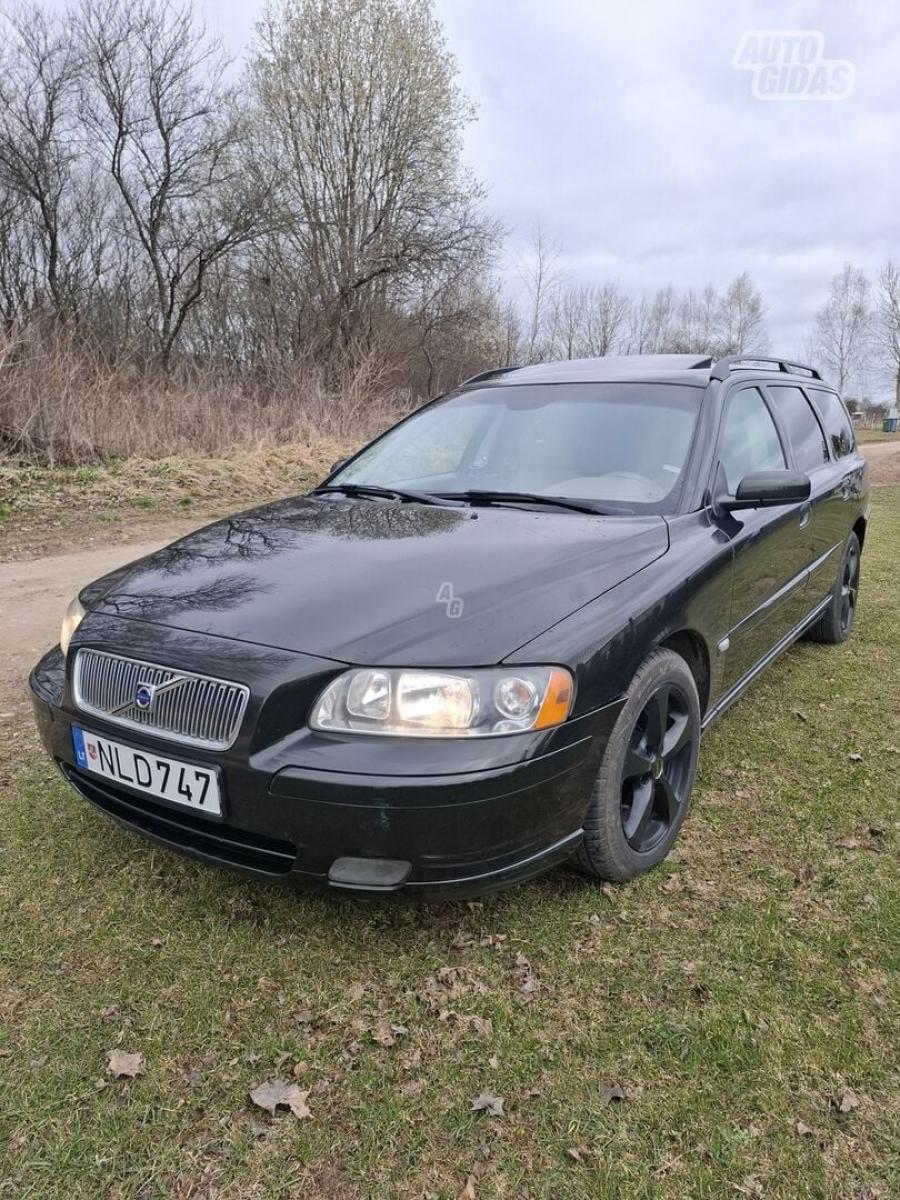 Green Volvo V70 2006 in Vilnius, with an engine capacity of 2.40 L and mileage of 412 thousand km for 1999 €, photo 1 on AUTOMOTO.COM.LV