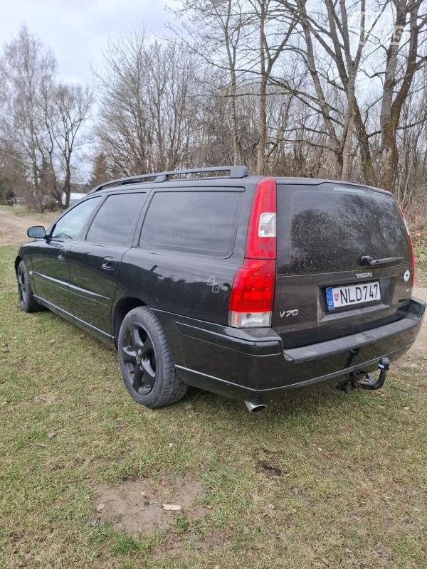 Green Volvo V70 2006 in Vilnius, with an engine capacity of 2.40 L and mileage of 412 thousand km for 1999 €, photo 2 on AUTOMOTO.COM.LV