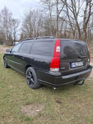 Green Volvo V70 2006 in Vilnius, with an engine capacity of 2.40 L and mileage of 412 thousand km for 1999 €, photo 3 on AUTOMOTO.COM.LV