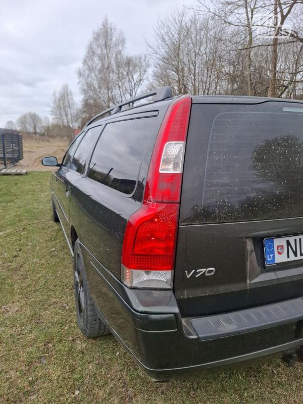 Green Volvo V70 2006 in Vilnius, with an engine capacity of 2.40 L and mileage of 412 thousand km for 1999 €, photo 7 on AUTOMOTO.COM.LV