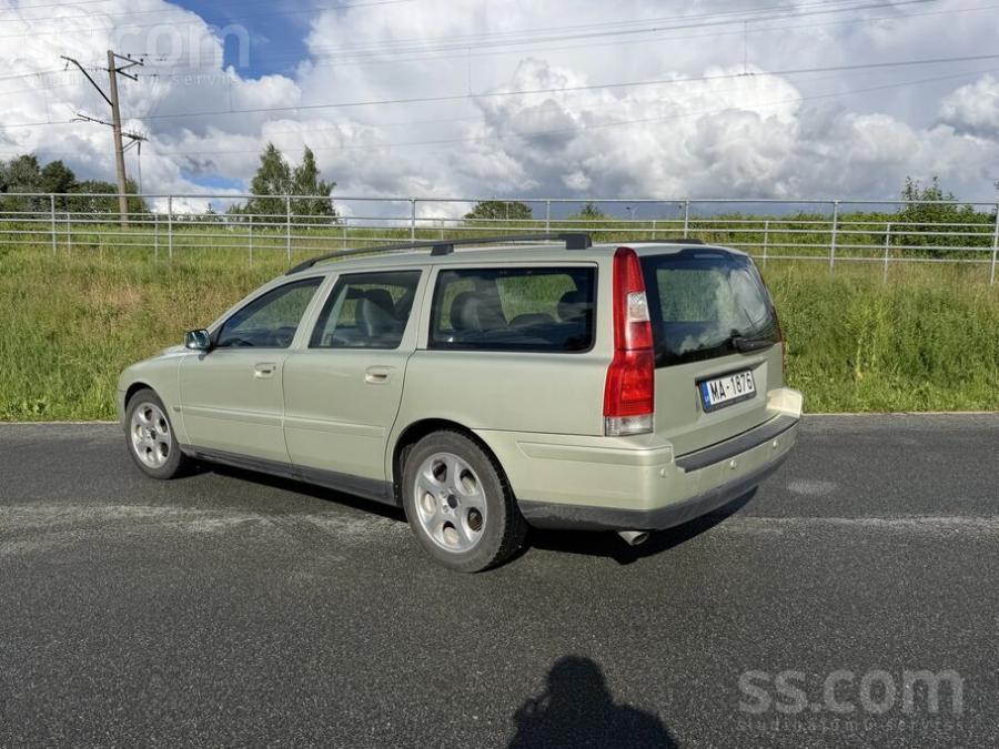 Green Volvo V70 2007 in Riga, with an engine capacity of 2.40 L and mileage of 427 thousand km for 2450 €, photo 3 on AUTOMOTO.COM.LV