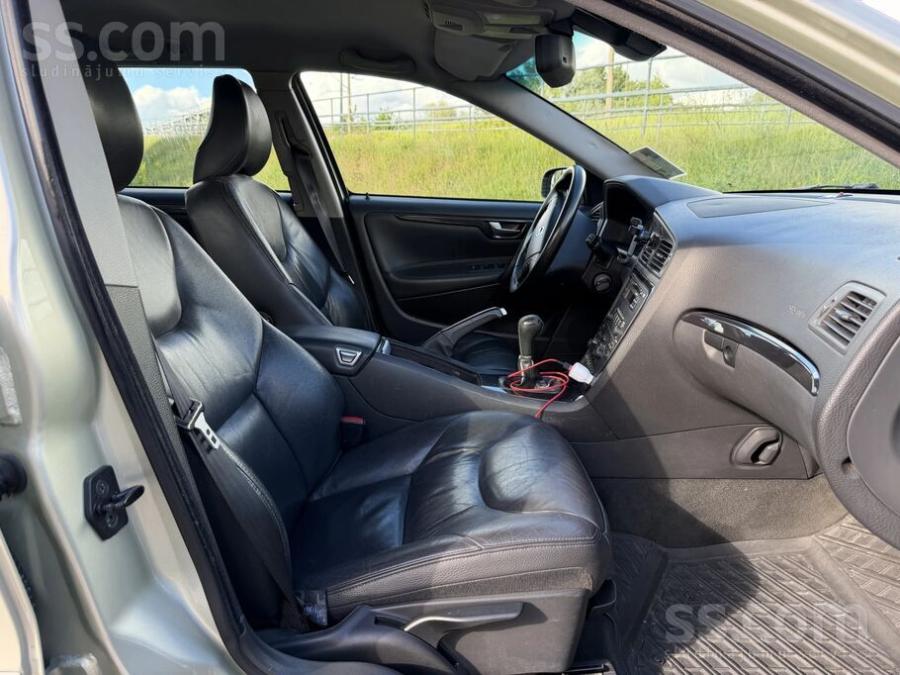 Green Volvo V70 2007 in Riga, with an engine capacity of 2.40 L and mileage of 427 thousand km for 2450 €, photo 10 on AUTOMOTO.COM.LV