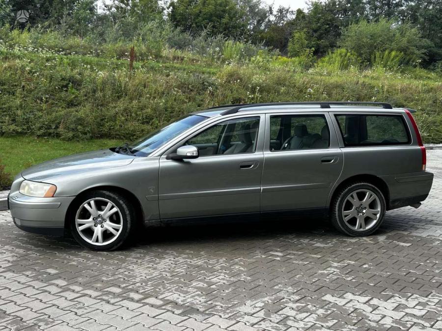 Green Volvo V70 2007 in Vilnius, with an engine capacity of 2.40 L and mileage of 301 thousand km for 1799 €, photo 3 on AUTOMOTO.COM.LV