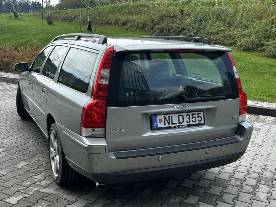 Green Volvo V70 2007 in Vilnius, with an engine capacity of 2.40 L and mileage of 301 thousand km for 1799 €, photo 4 on AUTOMOTO.COM.LV