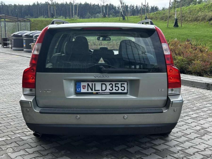 Green Volvo V70 2007 in Vilnius, with an engine capacity of 2.40 L and mileage of 301 thousand km for 1799 €, photo 5 on AUTOMOTO.COM.LV