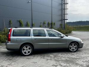 Green Volvo V70 2007 in Vilnius, with an engine capacity of 2.40 L and mileage of 301 thousand km for 1799 €, photo 7 on AUTOMOTO.COM.LV