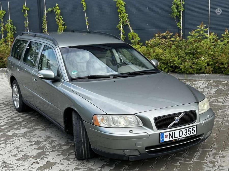 Green Volvo V70 2007 in Vilnius, with an engine capacity of 2.40 L and mileage of 301 thousand km for 1799 €, photo 8 on AUTOMOTO.COM.LV