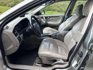Green Volvo V70 2007 in Vilnius, with an engine capacity of 2.40 L and mileage of 301 thousand km for 1799 €, photo 9 on AUTOMOTO.COM.LV