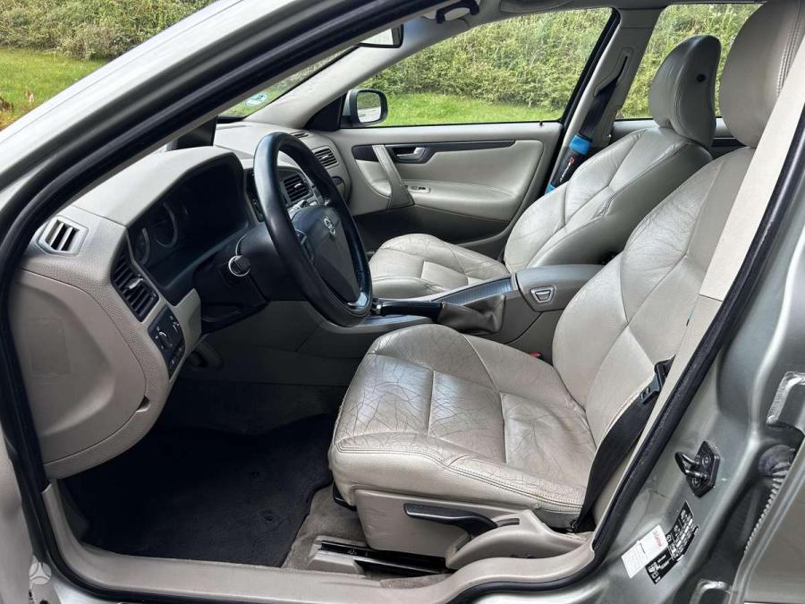 Green Volvo V70 2007 in Vilnius, with an engine capacity of 2.40 L and mileage of 301 thousand km for 1799 €, photo 9 on AUTOMOTO.COM.LV
