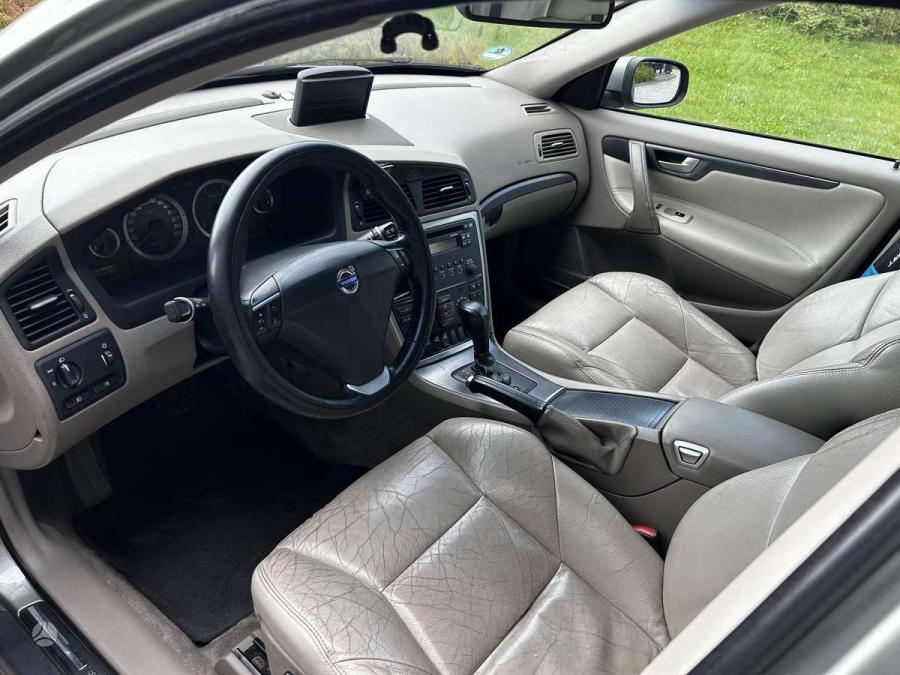Green Volvo V70 2007 in Vilnius, with an engine capacity of 2.40 L and mileage of 301 thousand km for 1799 €, photo 10 on AUTOMOTO.COM.LV