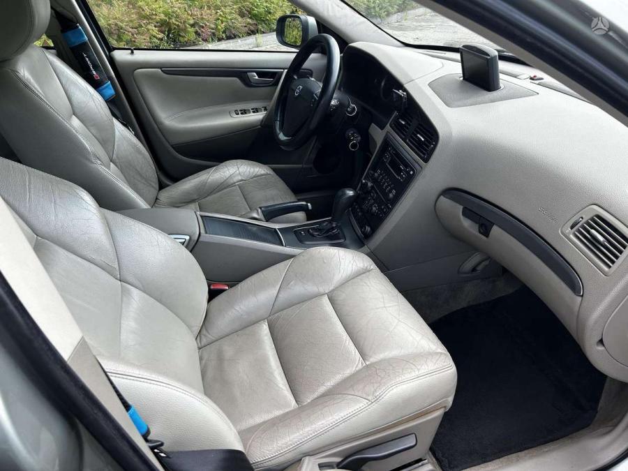 Green Volvo V70 2007 in Vilnius, with an engine capacity of 2.40 L and mileage of 301 thousand km for 1799 €, photo 11 on AUTOMOTO.COM.LV