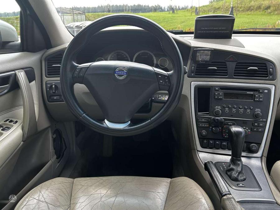 Green Volvo V70 2007 in Vilnius, with an engine capacity of 2.40 L and mileage of 301 thousand km for 1799 €, photo 12 on AUTOMOTO.COM.LV