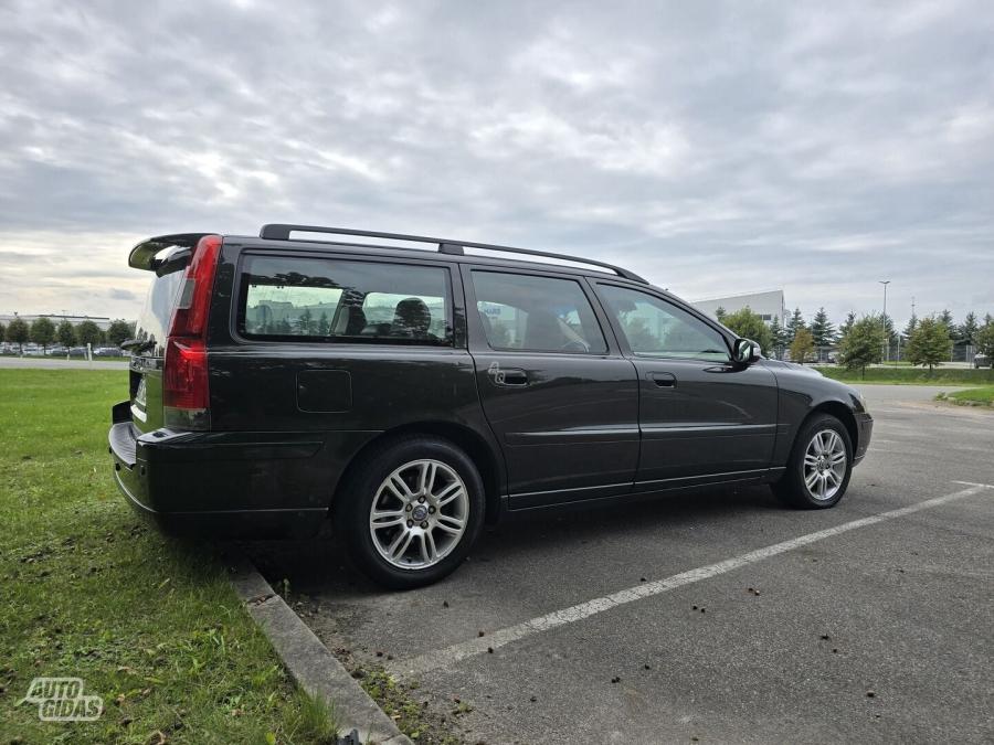 Green Volvo V70 2007 in Klaipeda, with an engine capacity of 2.40 L and mileage of 300 thousand km for 1950 €, photo 6 on AUTOMOTO.COM.LV